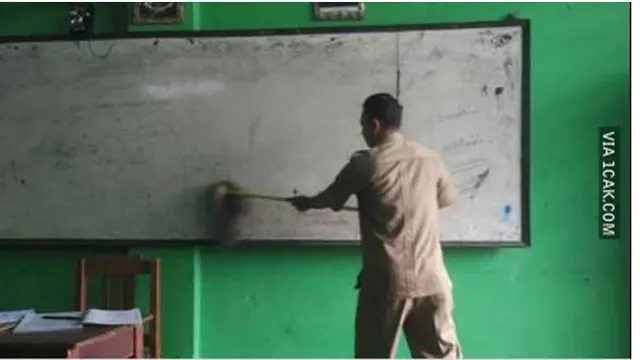 6 Aksi Kocak Guru saat Mengajar di Kelas Ini Bikin Kangen Sekolah ...
