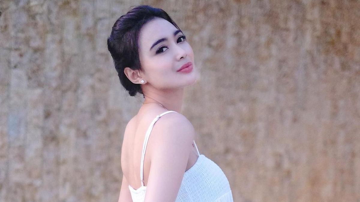 FOTO: Makin Memesona, Ini 4 Potret Wika Salim Berpose di Pantai - Foto Liputan6.com