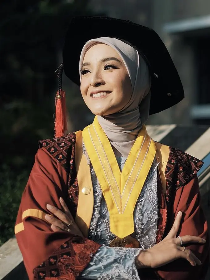 Temukan Inspirasi Hijab yang Anggun dengan Gaya Nabila Ishma hingga Dinda Hauw - Fashion Fimela.com