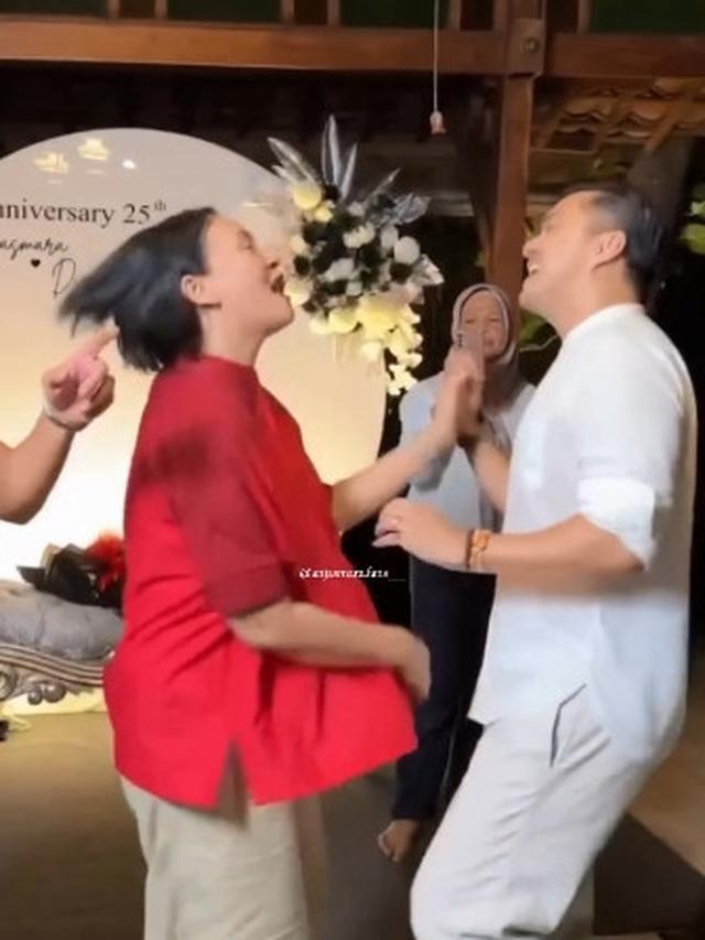 7 Potret Anjasmara dan Dian Nitami Rayakan Anniversary Pernikahan ke-25