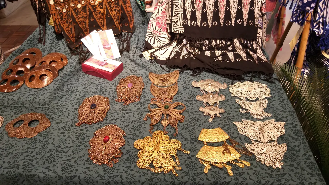 3 Produk Etnik dan Batik UKM Dipamerkan di Teras Indonesia - Lifestyle ...
