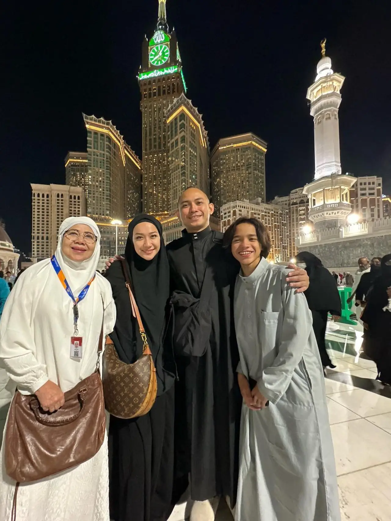 6 Potret BCL Umrah Bareng Tiko Aryawardhana dan Noah Sinclair, Sentuh Kabah di Tahun Baru 2024 ...
