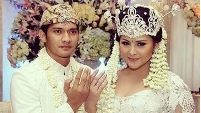 11 Tahun Menikah, Ini 8 Potret Audy Item dan Iko Uwais yang Tetap Mesra - Hot Liputan6.com