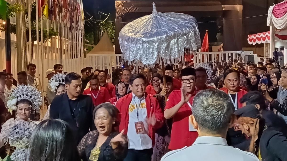 PDIP Resmi Daftarkan Jeje Wiradinata-Ronal Surapradja di Pilgub Jabar 2024