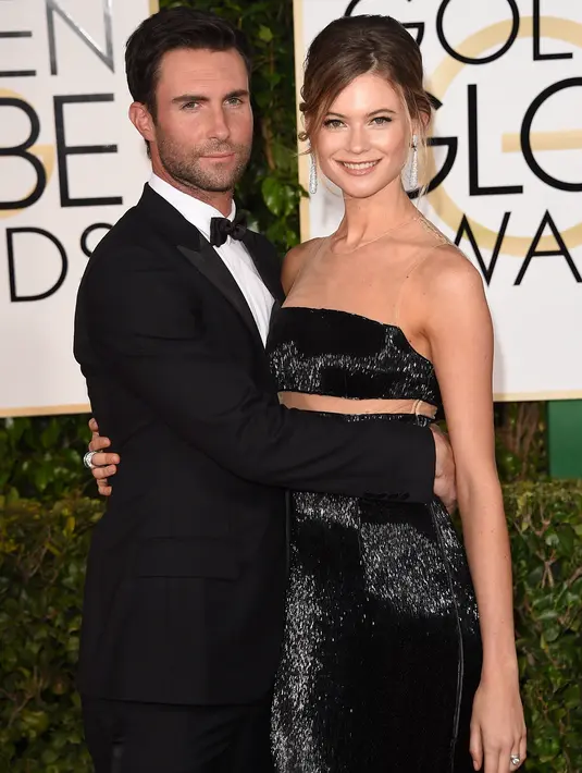 Deretan Foto Adam Levine dan Istri Behati Prinsloo yang Penuh Kemesraan ...