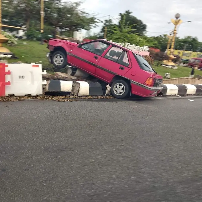 10 Potret Mobil Nyangkut di Tempat-tempat Tak Terduga Ini Sukses Bikin ...