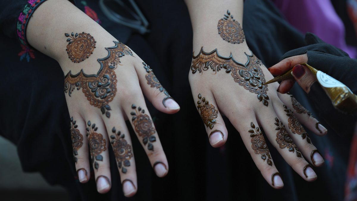 Tradisi Perempuan Pakistan Sambut Lebaran Idul Fitri Menghias Tangan ...