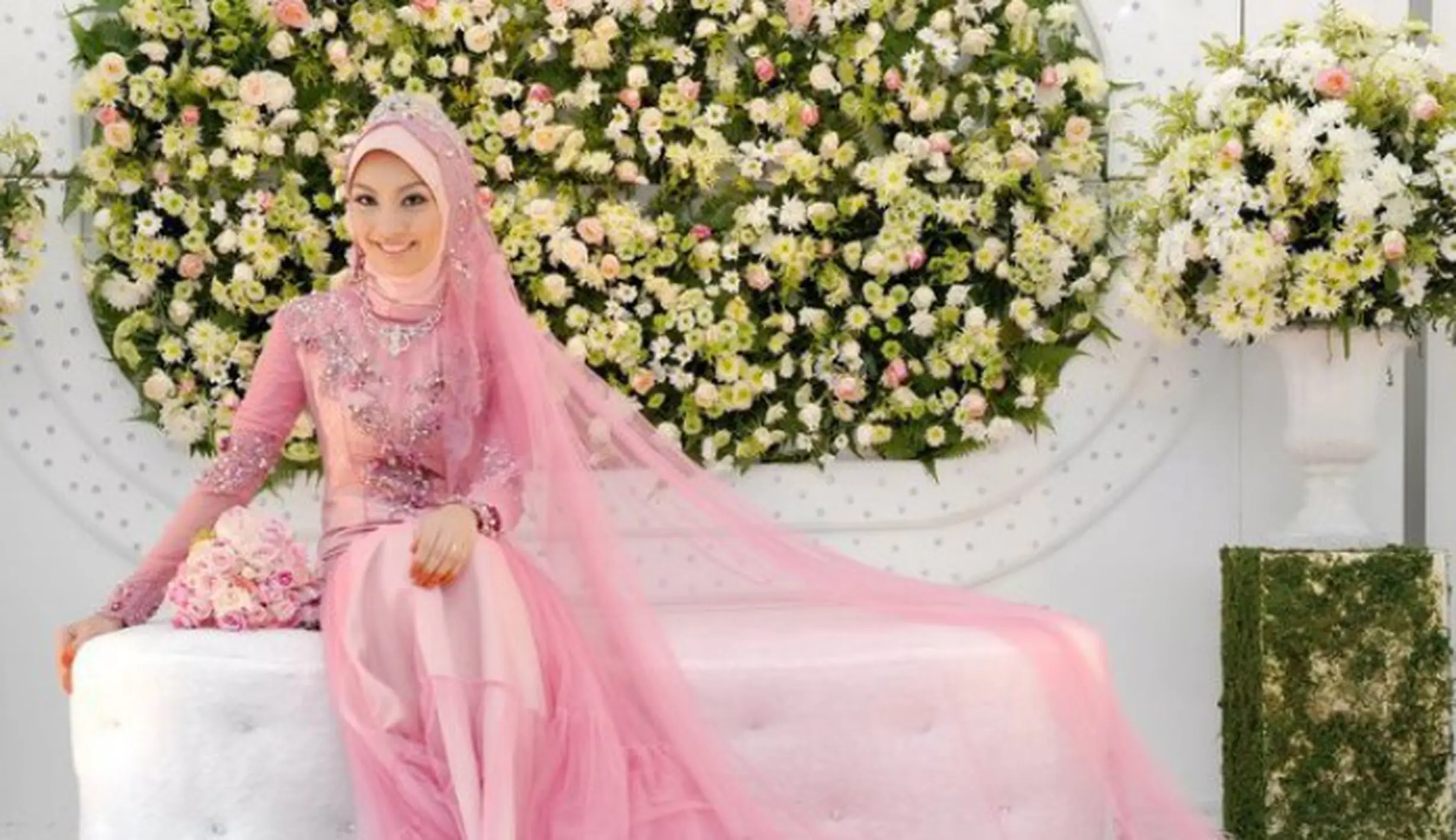Inspirasi Gaun Pengantin Nuansa Pink Untuk Wanita Berhijab