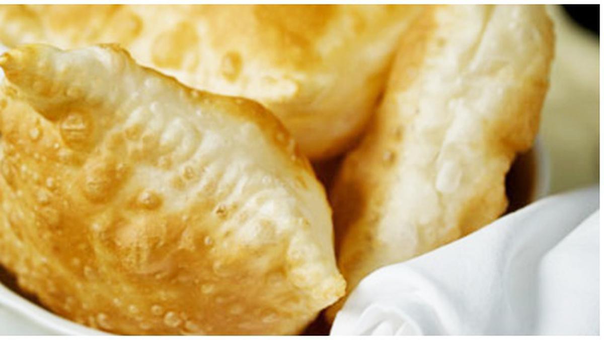 Yum! Yuk Bikin Manis-Asin Roti Goreng Isi Daging - Lifestyle Fimela.com