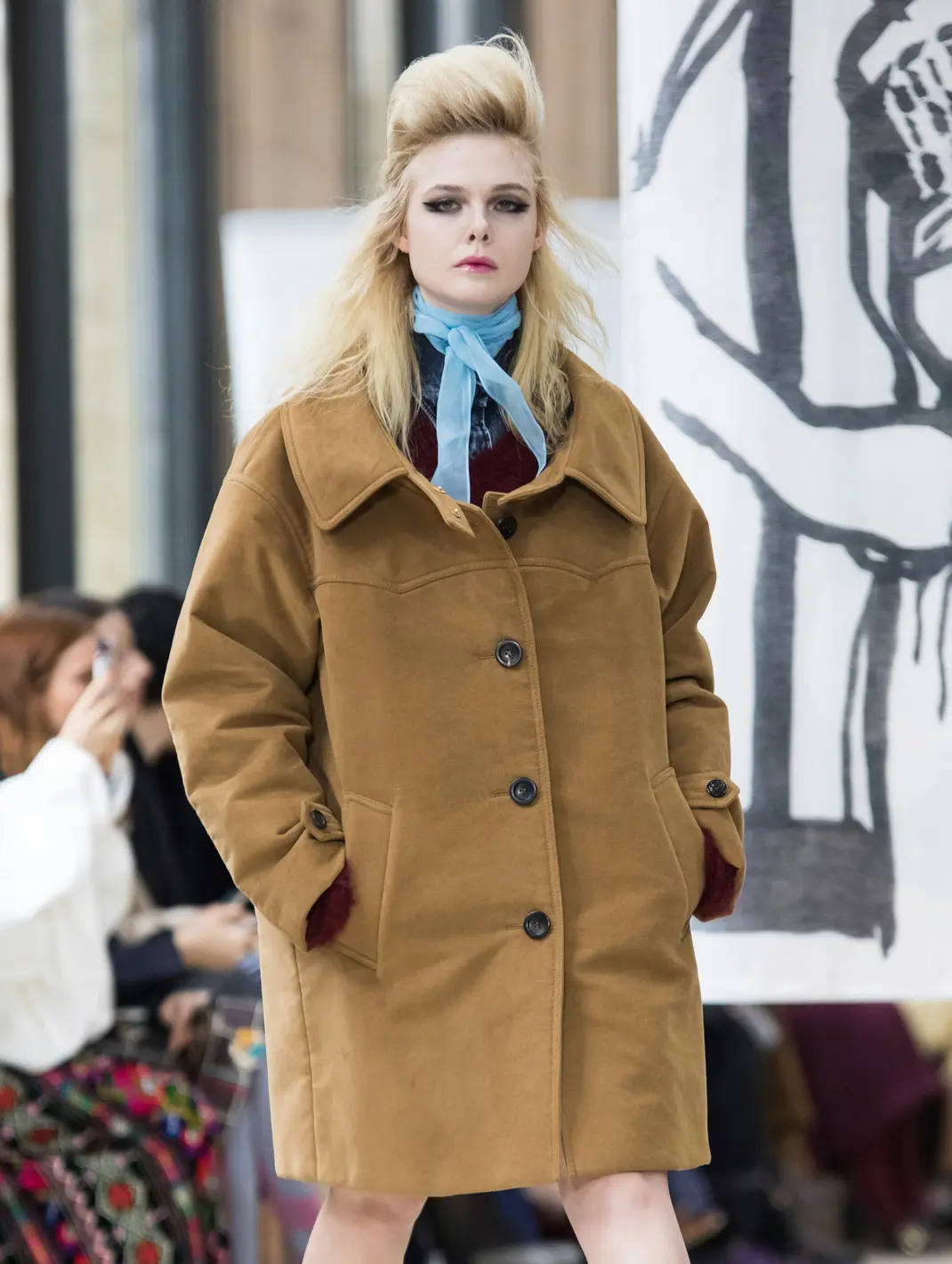 FOTO: Pesona Elle Fanning Jadi Model di Atas Runway Paris Fashion Week ...