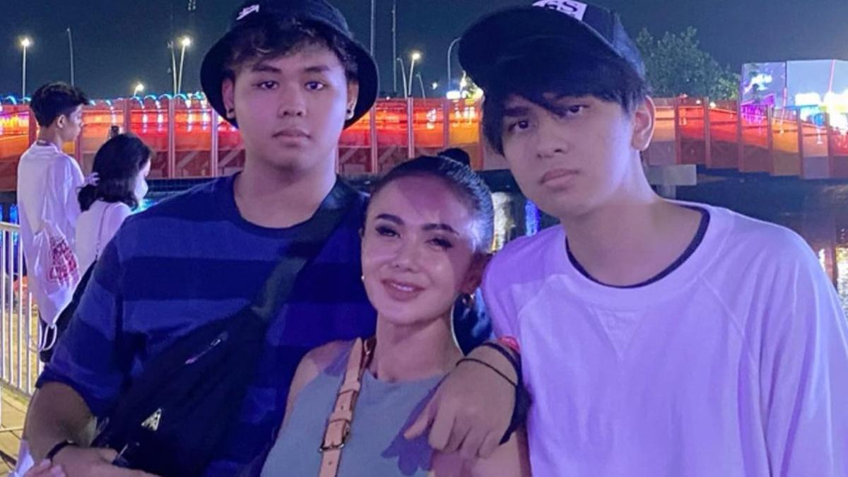 Potret Yuni Shara yang Memesona Nonton Konser Bareng Dua Anaknya ...