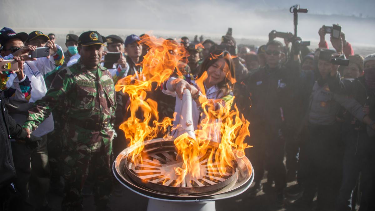 FOTO: Susi Susanti Pimpin Penyalaan Api di Kaldron Gunung Bromo - Foto ...