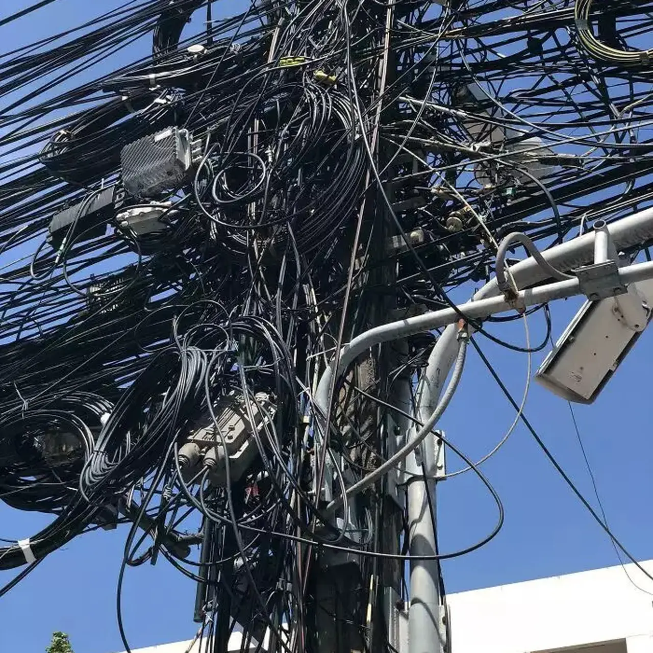 6 Potret Kabel Kusut Ini Penampakannya Ruwet Banget, Bikin Elus Dada ...