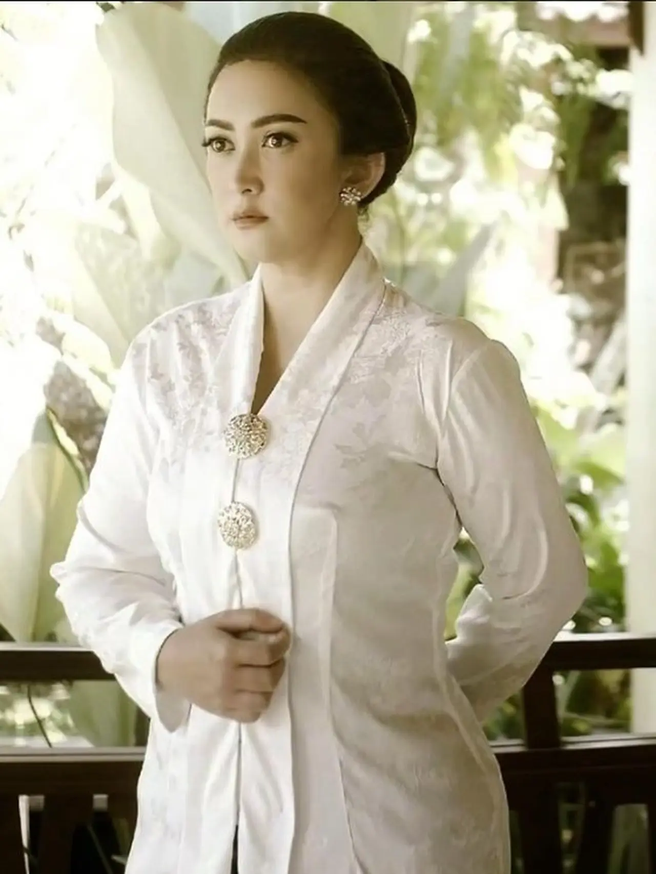 Tak Hanya Sekali, Ini 12 Momen Nafa Urbach Cantik Banget Pakai Kebaya Seperti 'Kembang Desa ...