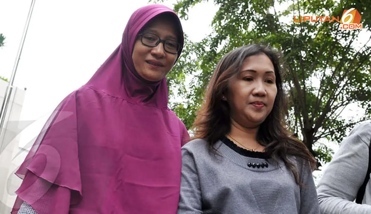 [FOTO] Athiyah Minta Tanda Tangan Anas Urbaningrum di Rutan KPK - Foto Liputan6.com