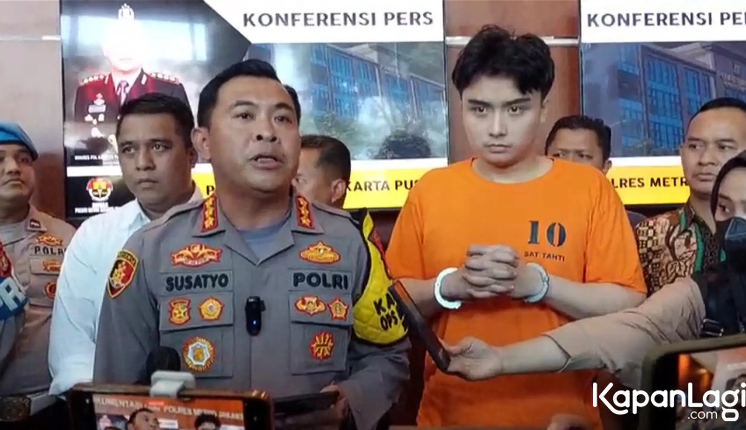 Potret Leon Dozan dengan Tangan Diborgol dan Berseragam Tahanan