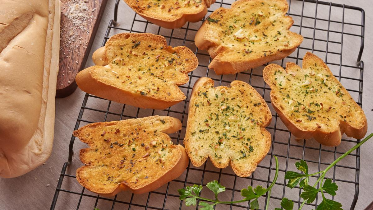 4 Garlic Bread Recipes: From the Classic to the Spicy and Cheesy Ones