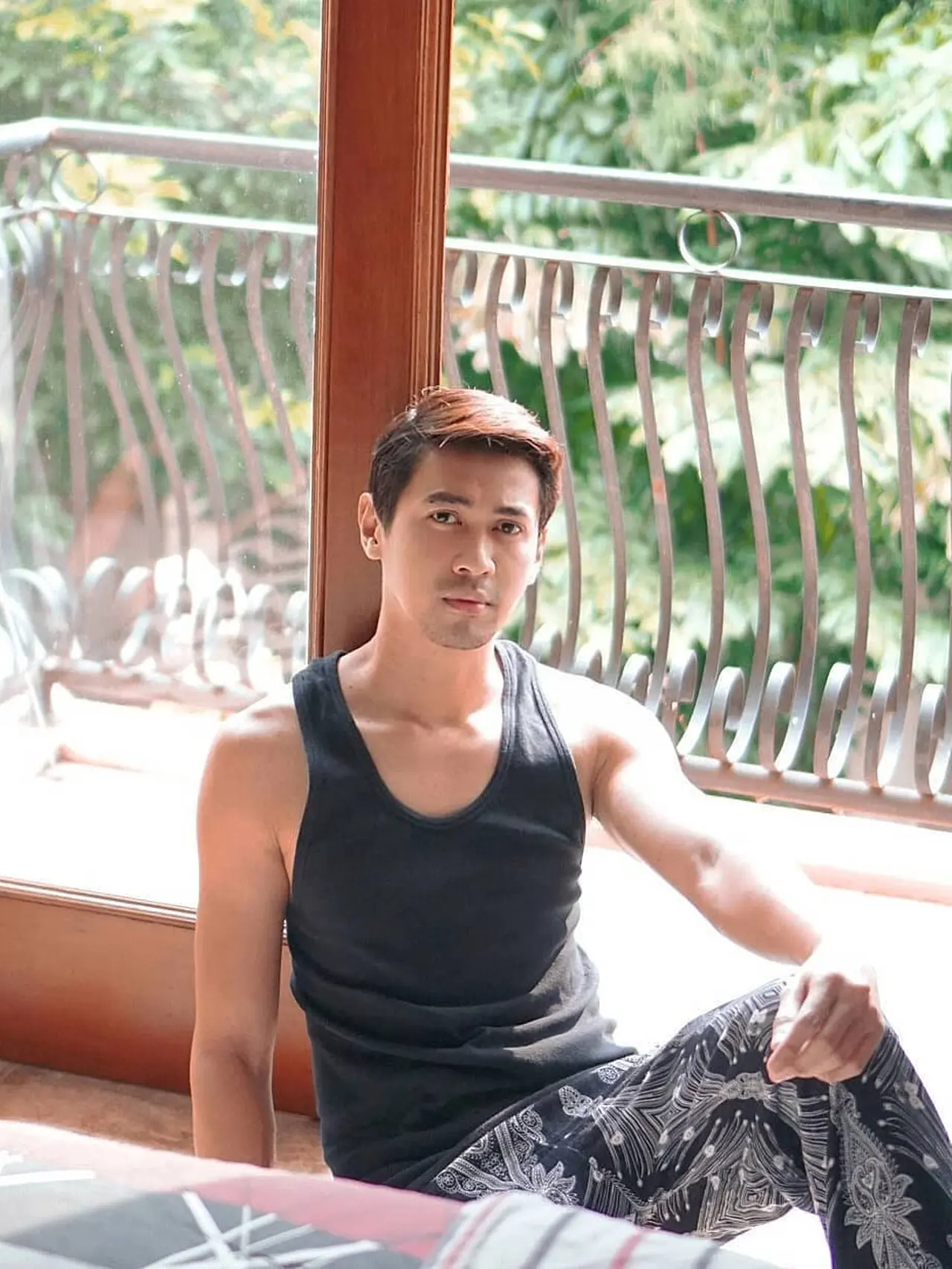 7 Potret Terbaru Hessel Steven, Aktor Indonesia yang Sempat Berkarier di Thailand - Hot Liputan6.com