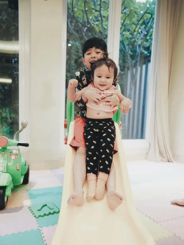 6 Potret Kompak Buah Hati Ryan Delon dan Sharena, Menggemaskan - Hot ...