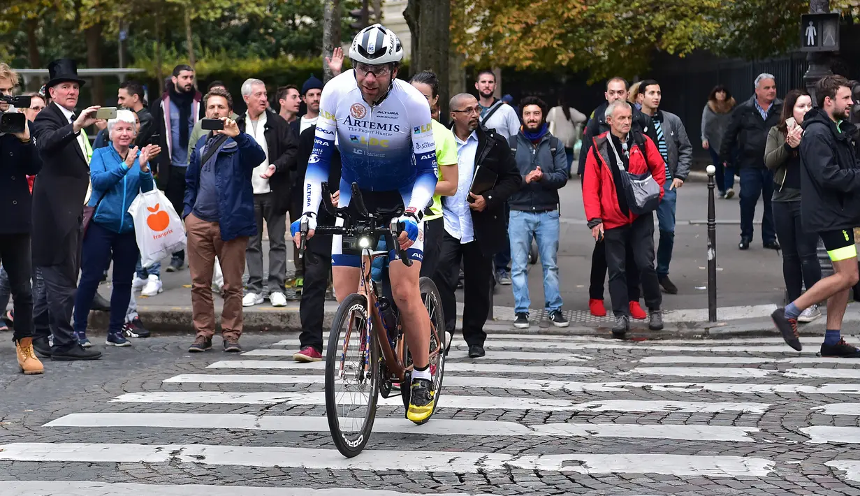 PHOTO: Pria Ini Pecahkan Rekor Kelilingi Dunia Pakai Sepeda - Foto ...