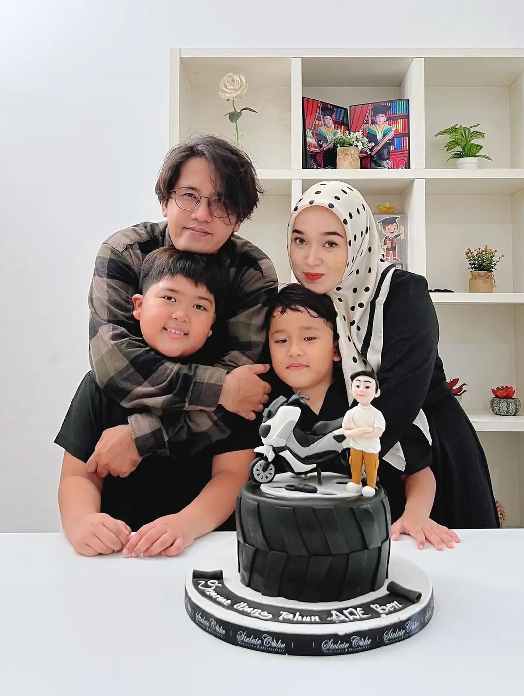 Bikin Adem, Potret Ririe Fairuz dan Mantan Suami Kompak Rayakan Ultah Anak