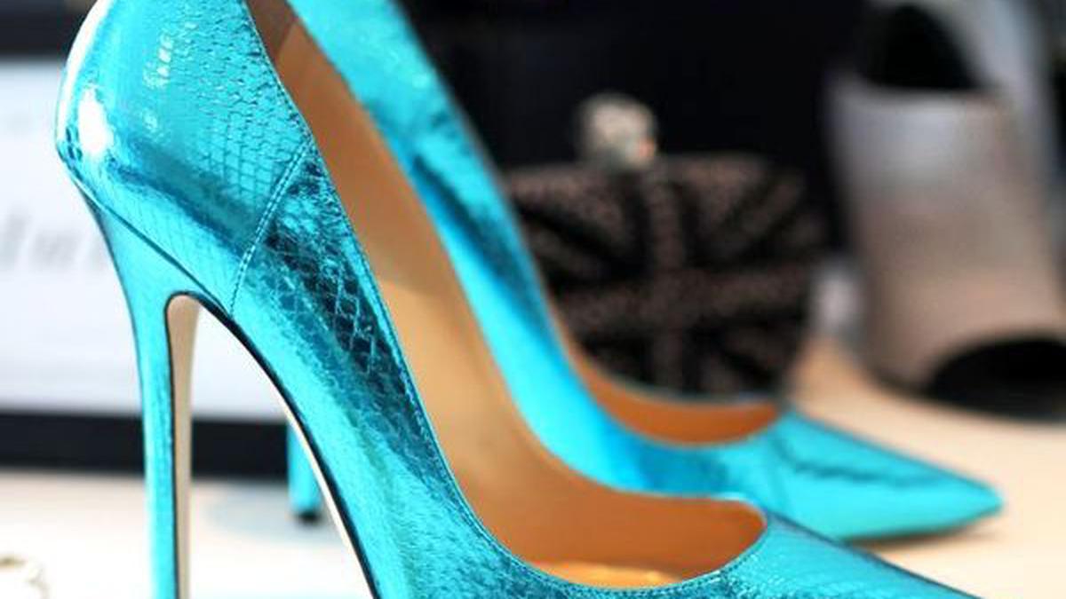 8 Inspirasi Sepatu Pump Metalik Hits Tahun Ini