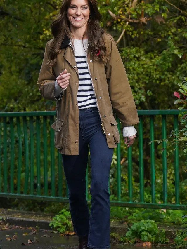Kate Middleton Tampil Trendi Memakai Model Jeans Favorit Meghan Markle ...