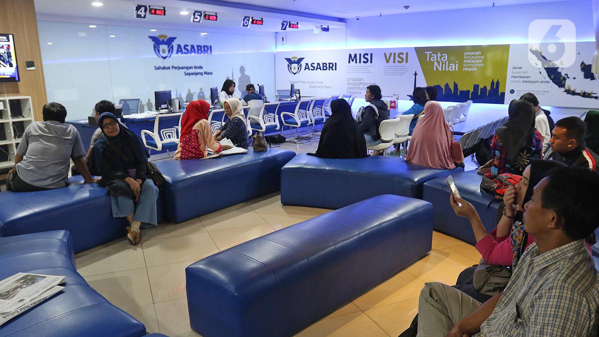 FOTO: Melihat Aktivitas Nasabah di Kantor Asabri - Foto Liputan6.com