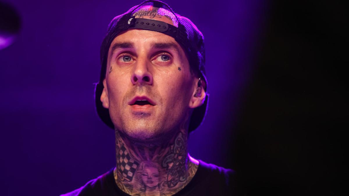 Travis Barker Berubah Drastis Sejak Punya Anak - ShowBiz Liputan6.com