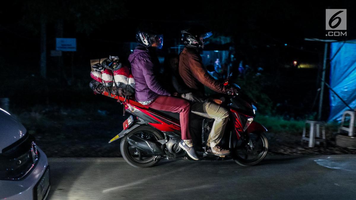 Pemudik Motor Mulai Padati Jalan Arteri Karawang - News Liputan6.com