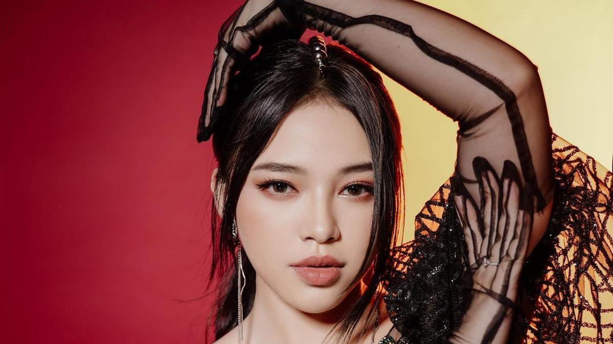 4 Potret Style Makeup Panggung dari Anneth Delliecia yang Cantik dan ...