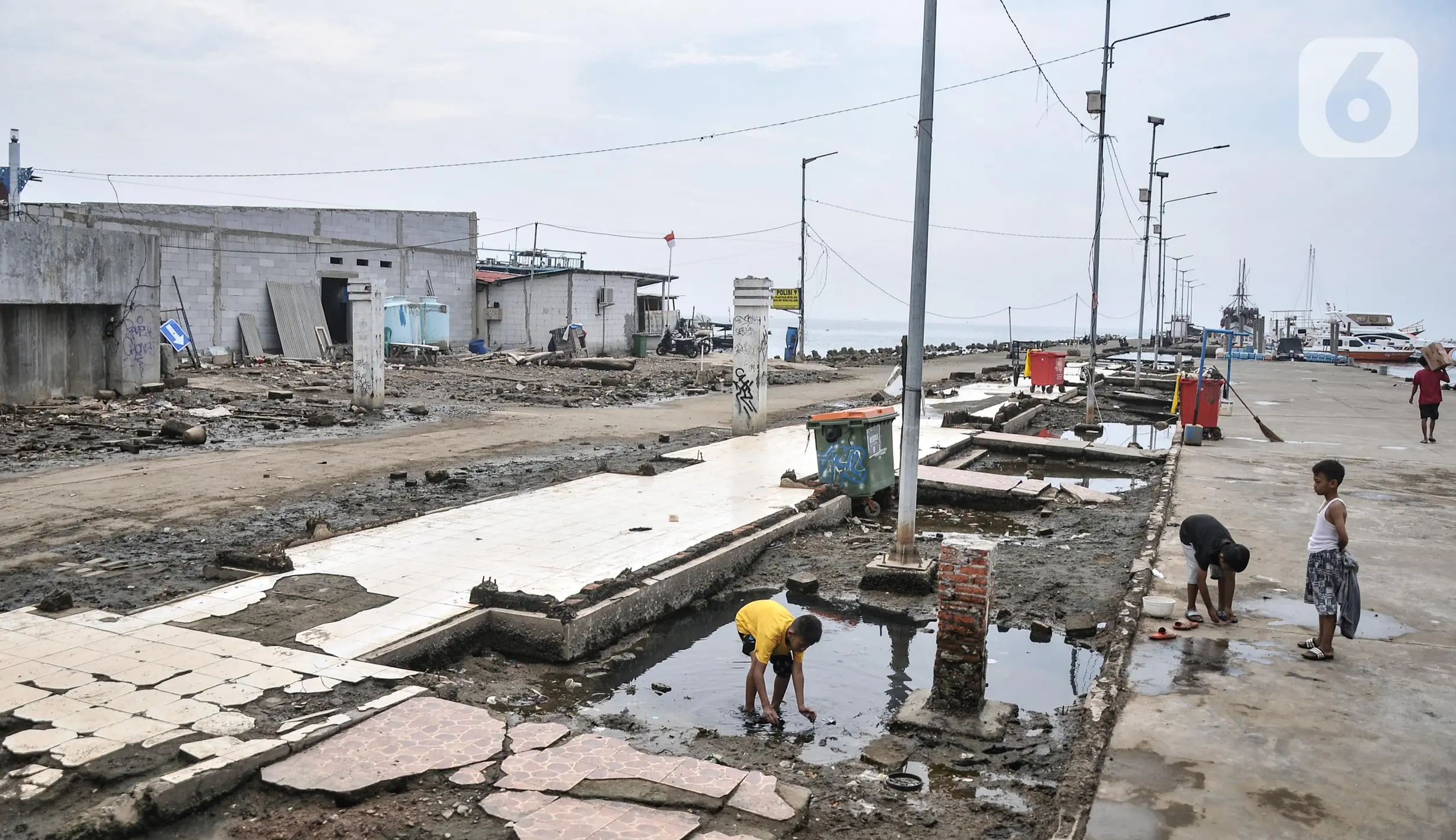 FOTO: Relokasi Pedagang di Pelabuhan Kali Adem - Foto Liputan6.com