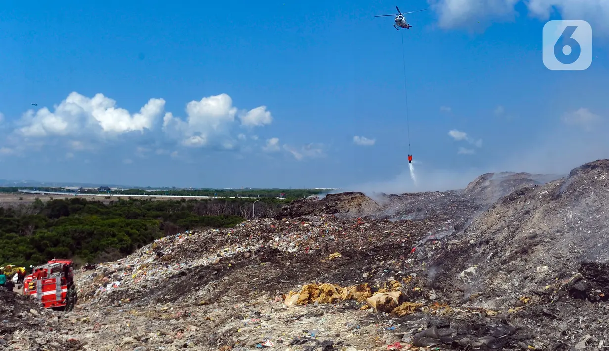 Raider TNI AD dan Helikopter Water Bombing Dikerahkan Padamkan Kebakaran TPA Suwung Denpasar ...