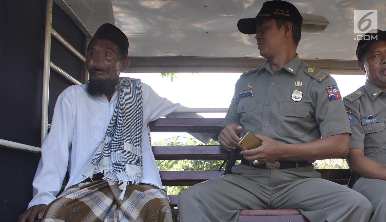 FOTO: Viral Bermobil, Pengemis Tanpa Hidung Diamankan Satpol PP di Bogor