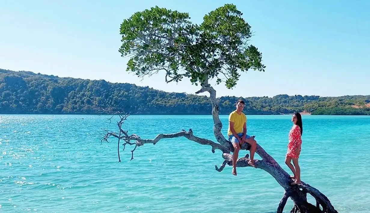 FOTO: Liburan Romantis Christian Sugiono dan Titi Kamal di Pulau Rote ...