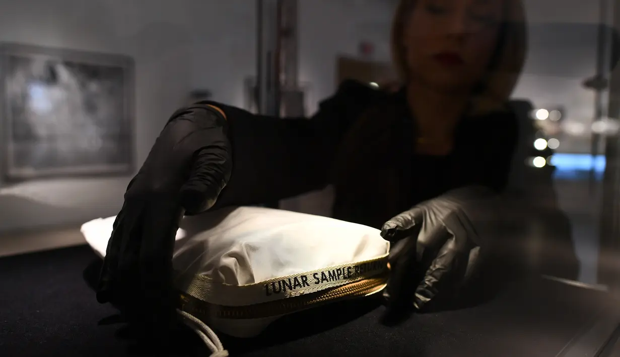 Tas Bersejarah Neil Amstrong yang Dibawa ke Bulan Dilelang Rp 24 Miliar ...