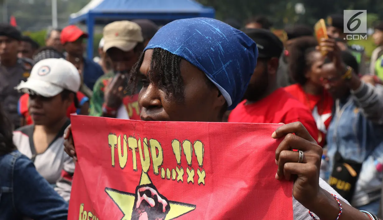 FOTO: Peringati 49 Tahun Pepera, Pemuda Papua Berunjuk Rasa di Depan ...