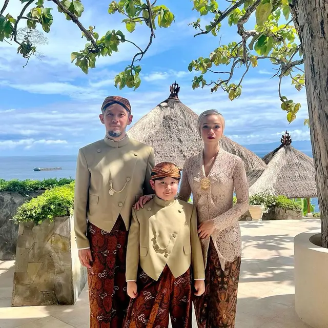 9 Tahun Menikah, Ini 6 Potret Keluarga Kecil Intan Ayu Sepupu BCL ...