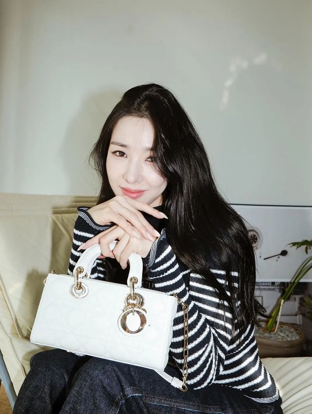 8 Gaya Seleb dengan Tas Dior Small Lady D-Joy, Jisoo BLACKPINK hingga ...