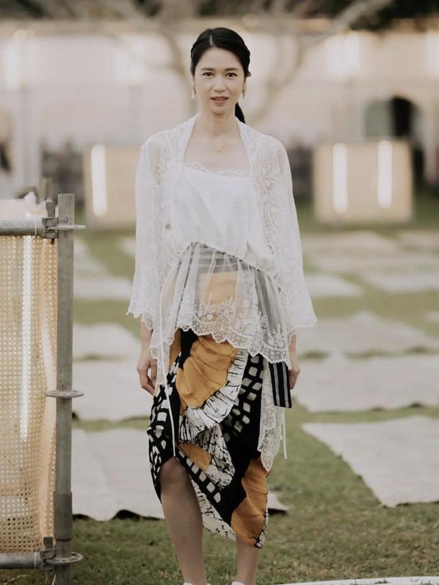 10 OOTD Atasan Putih Dipadukan dengan Kain Lilit Batik, dari Ariel ...