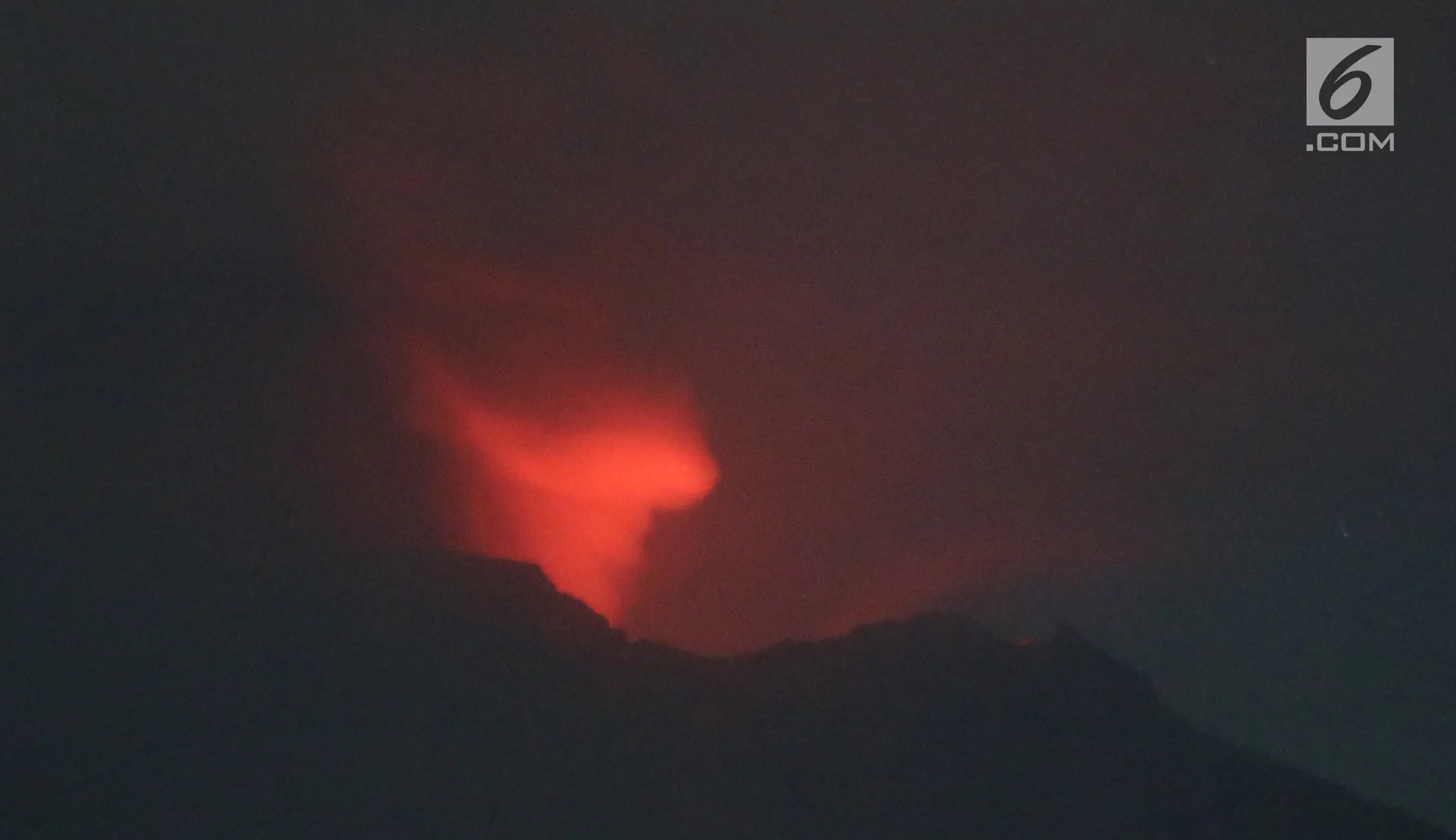 PHOTO: Penampakan Sinar Api yang Menyala Terang di Puncak Gunung Agung ...