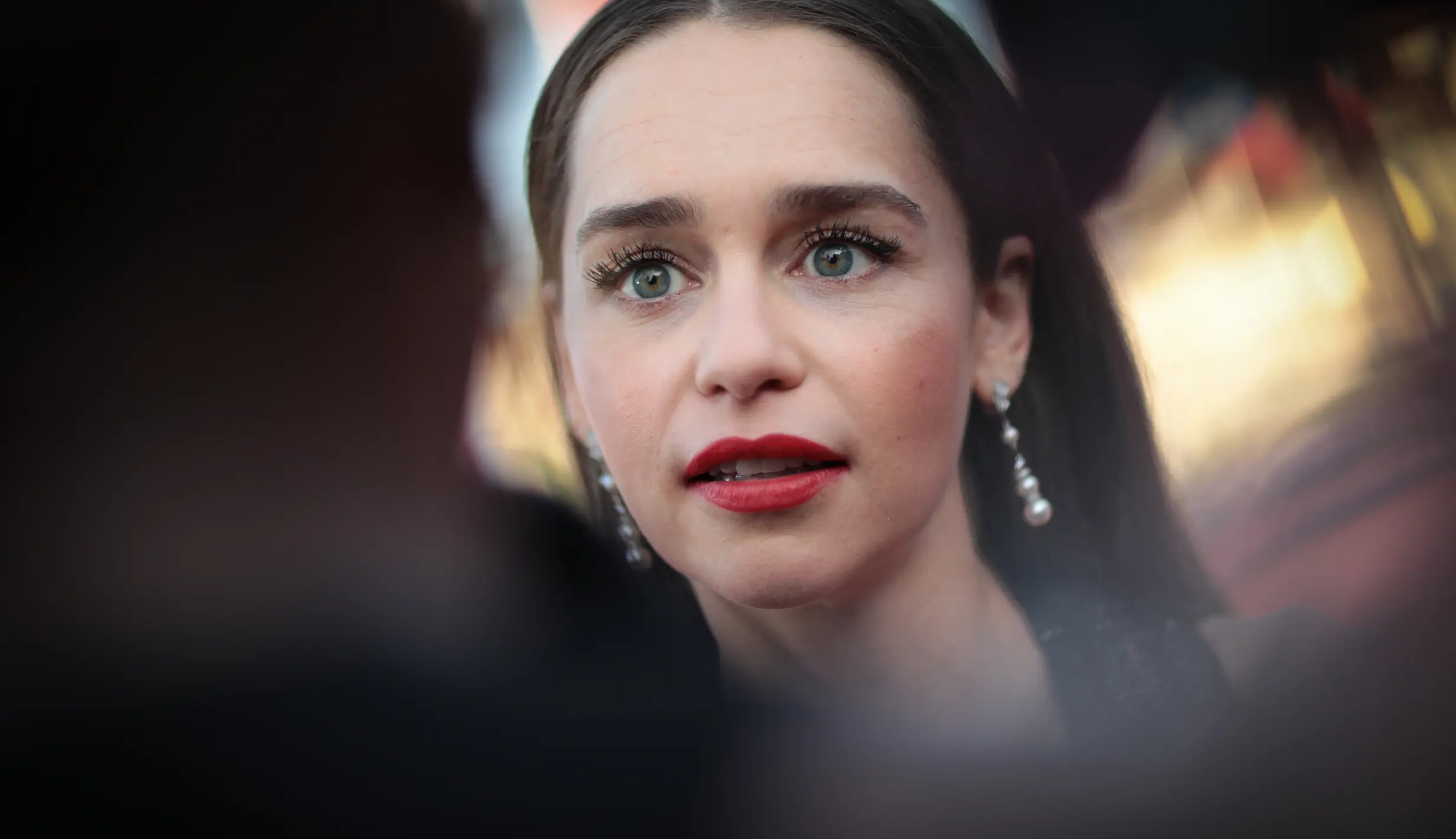 Emilia Clarke Tampil Memukau dengan Gaun Payet Hitam di Festival Film ...