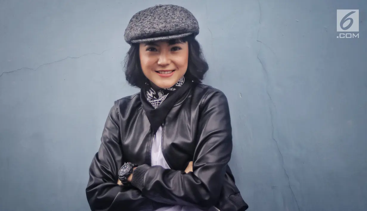 FOTO: Melihat Gaya Santai dan Tomboi ala Poppy Sovia - Foto Liputan6.com