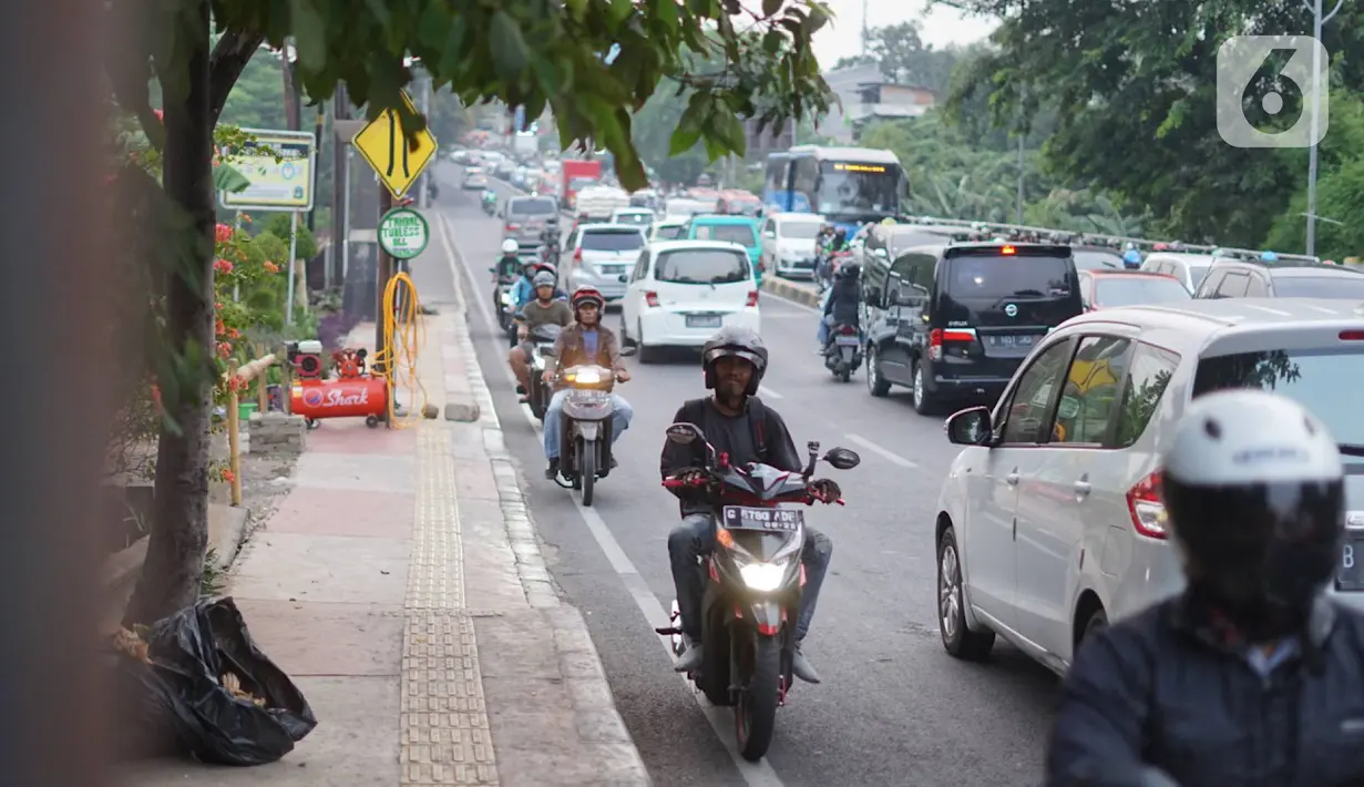 FOTO: Hindari Macet, Pemotor di Jalan TB Simatupang Ramai-ramai Lawan ...