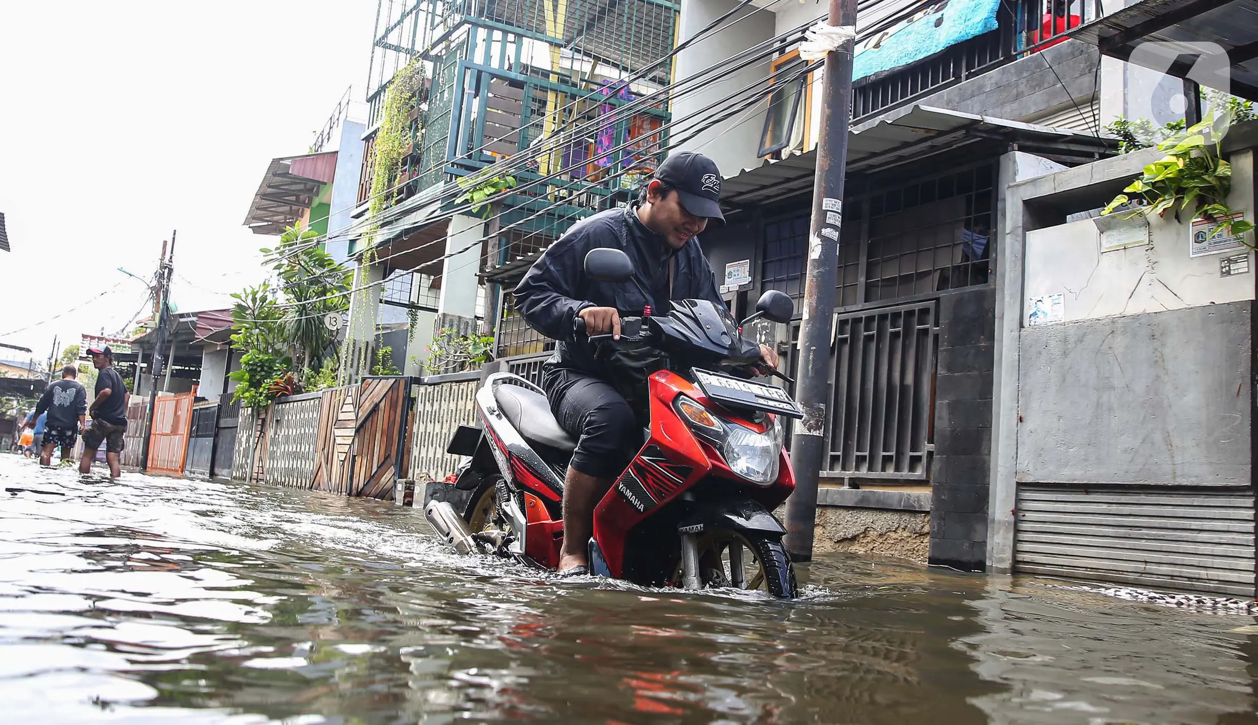 Update Banjir Jakarta: Genangan Air Masih Rendam 14 RT dan 3 Ruas Jalan - Foto Liputan6.com