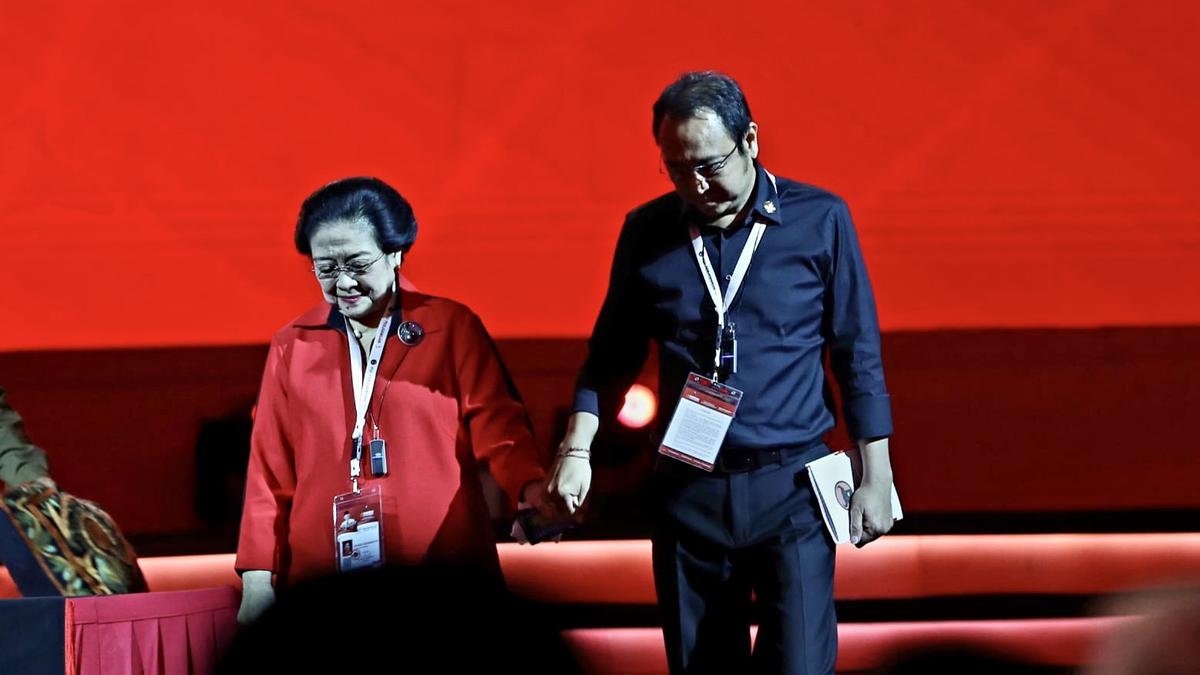 Megawati Digandeng Prananda Prabowo Saat Naiki Panggung Sebelum Pidato ...