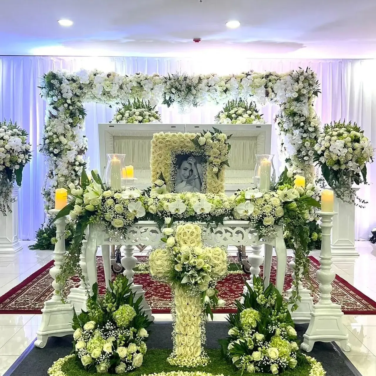 Potret Peti Jenazah Kiki Fatmala Ditemani Salib dari Untaian Bunga ...