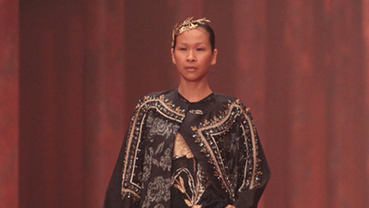 Benang Merah: Harmonisasi Masa Lalu dalam 100 Tampilan Spring/Summer ...