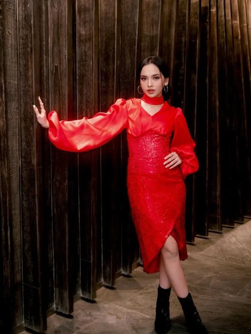 10 Potret Gaya Busana Lyodra saat Manggung, dari Gaun Nuansa Etnik Sampai Warna 'Ngejreng ...