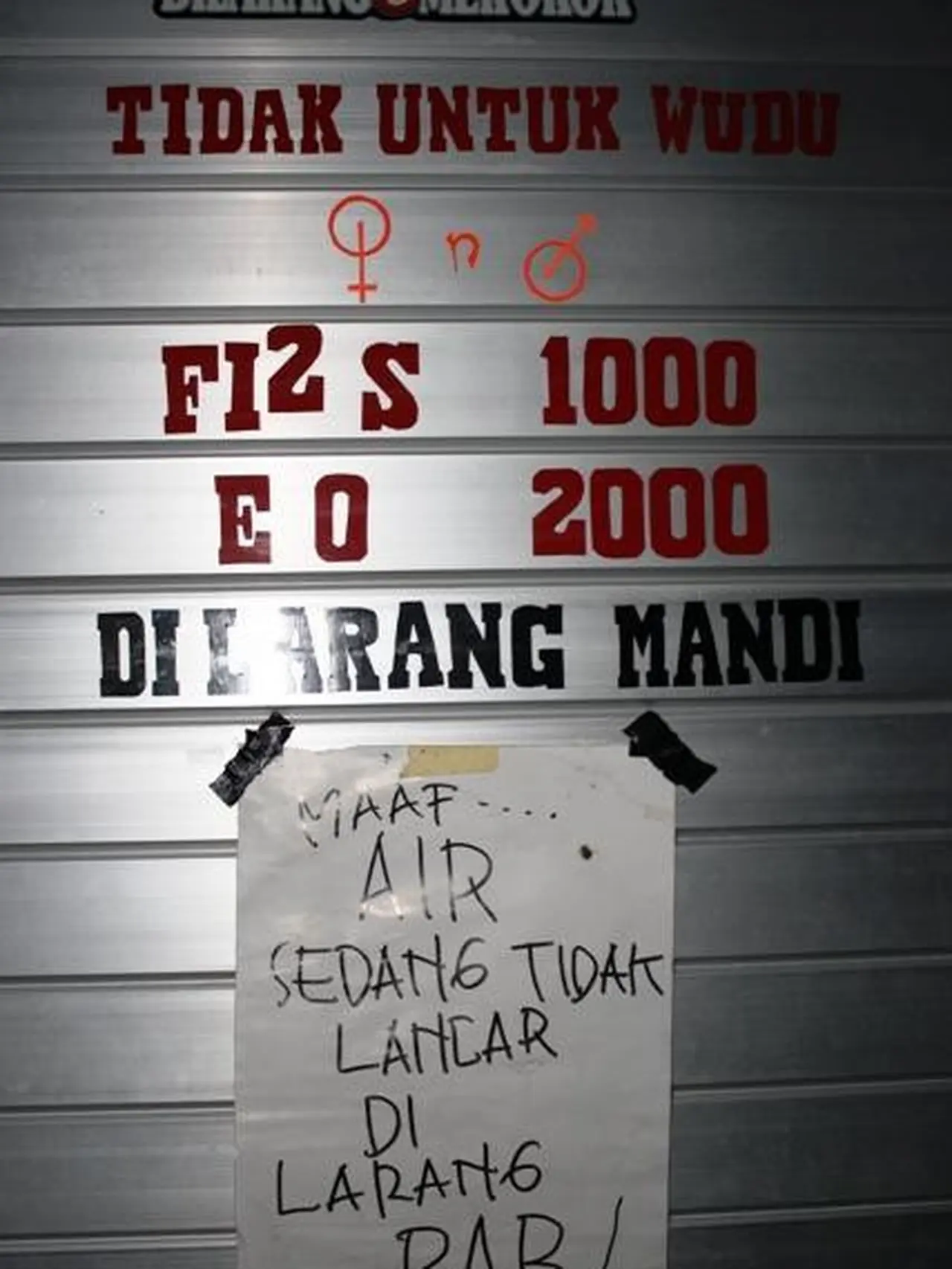 6 Tulisan Nyeleneh di Tarif Toilet Umum Ini Bikin Dahi Pengunjung Berkerut - Hot Liputan6.com